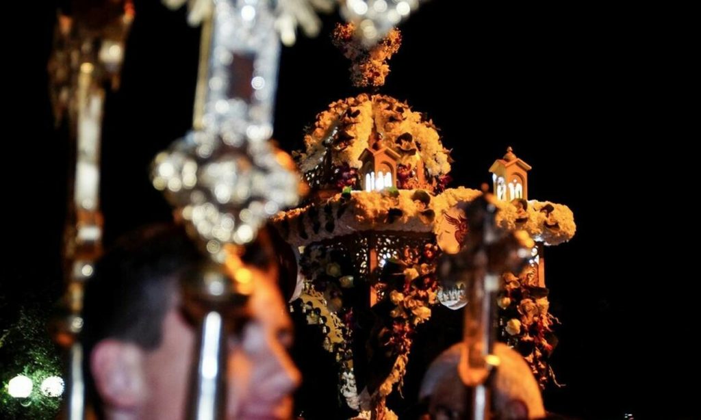 Αι γένεαι πάσαι ύμνον τη ταφή σου – Ελλάδα